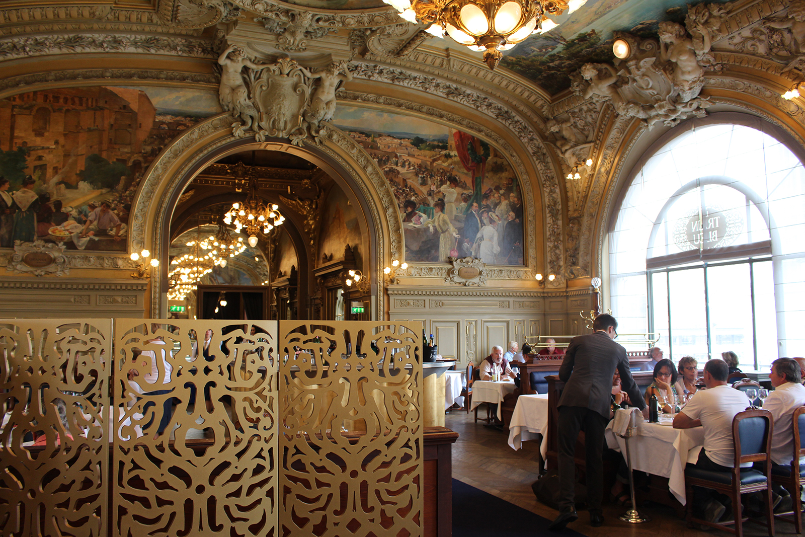WHERE TO EAT WHILE TRAVELING | LE TRAIN BLUE, PARIS | Catwalks And Paradise